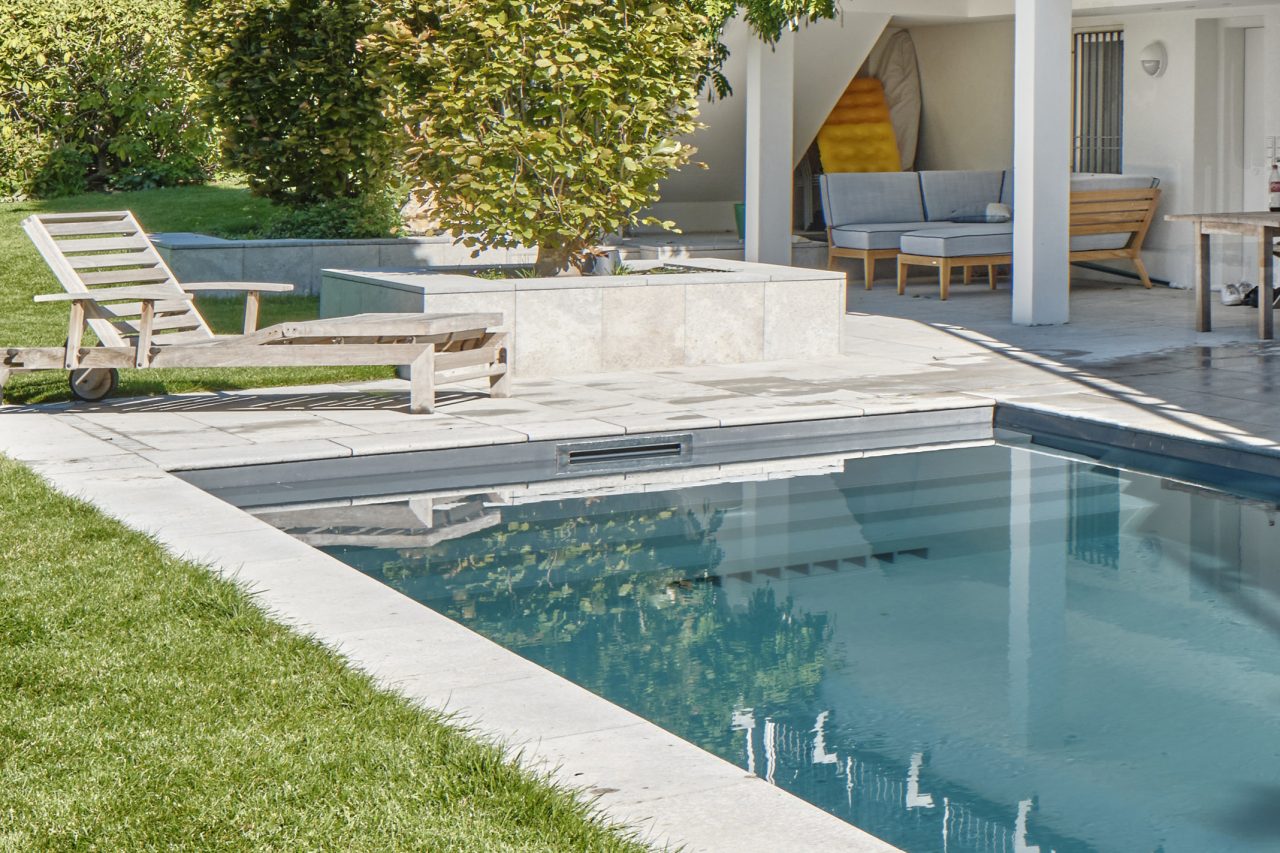 Treppe Malaga als Rollo- u. Ansaugschacht | Veltmann Fertigschwimmbecken